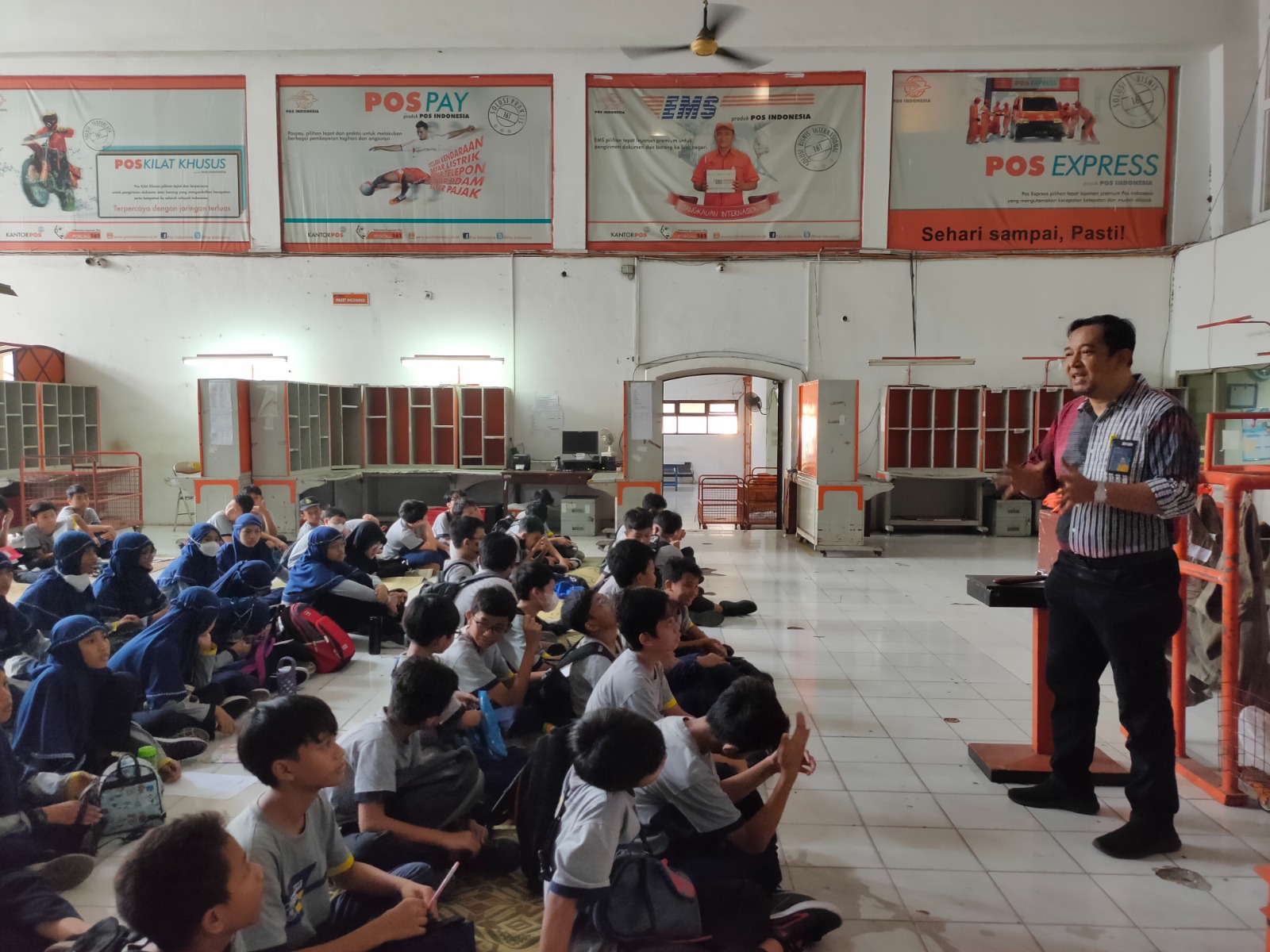 Unik, Murid SD Muhammadiyah PK Kottabarat Kirim Kartu Pos untuk menyambut Hari Guru Nasional