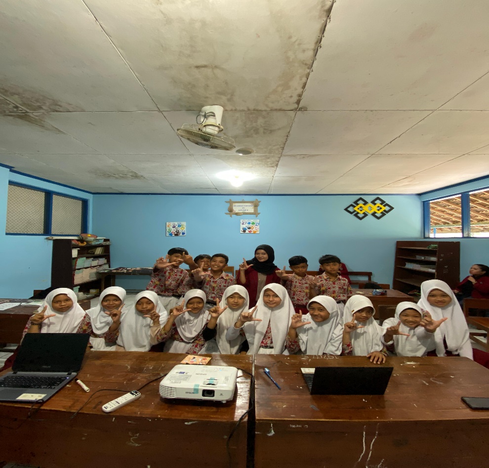 Masa Depan Cerah dengan Literasi Digital : Kegiatan Mahasiswi KKN-PPM UNISRI di SD Negeri 2 Watusomo