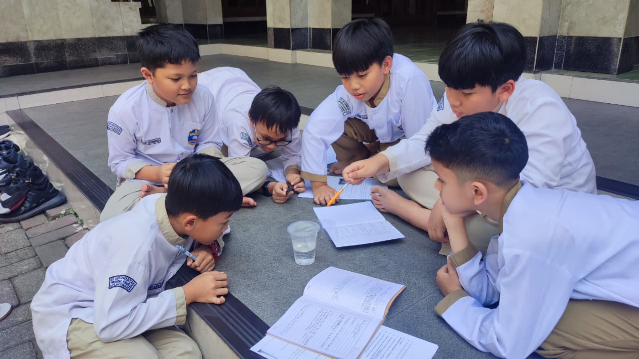 Murid Kelas V SD Muhammadiyah PK Solo Lakukan Eksperimen Siklus Air